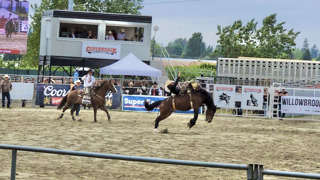 緊張刺激的牛仔競技賽 • The Cloverdale Rodeo（附影片） – Keirvannah • 楓樹下的全新旅程